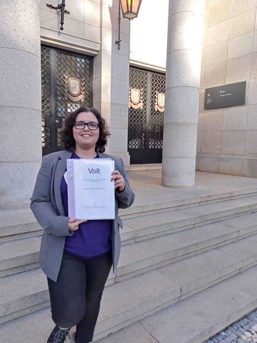 Iris Lá Féria entregou lista de candidatos do Volt Portugal - Rádio ...